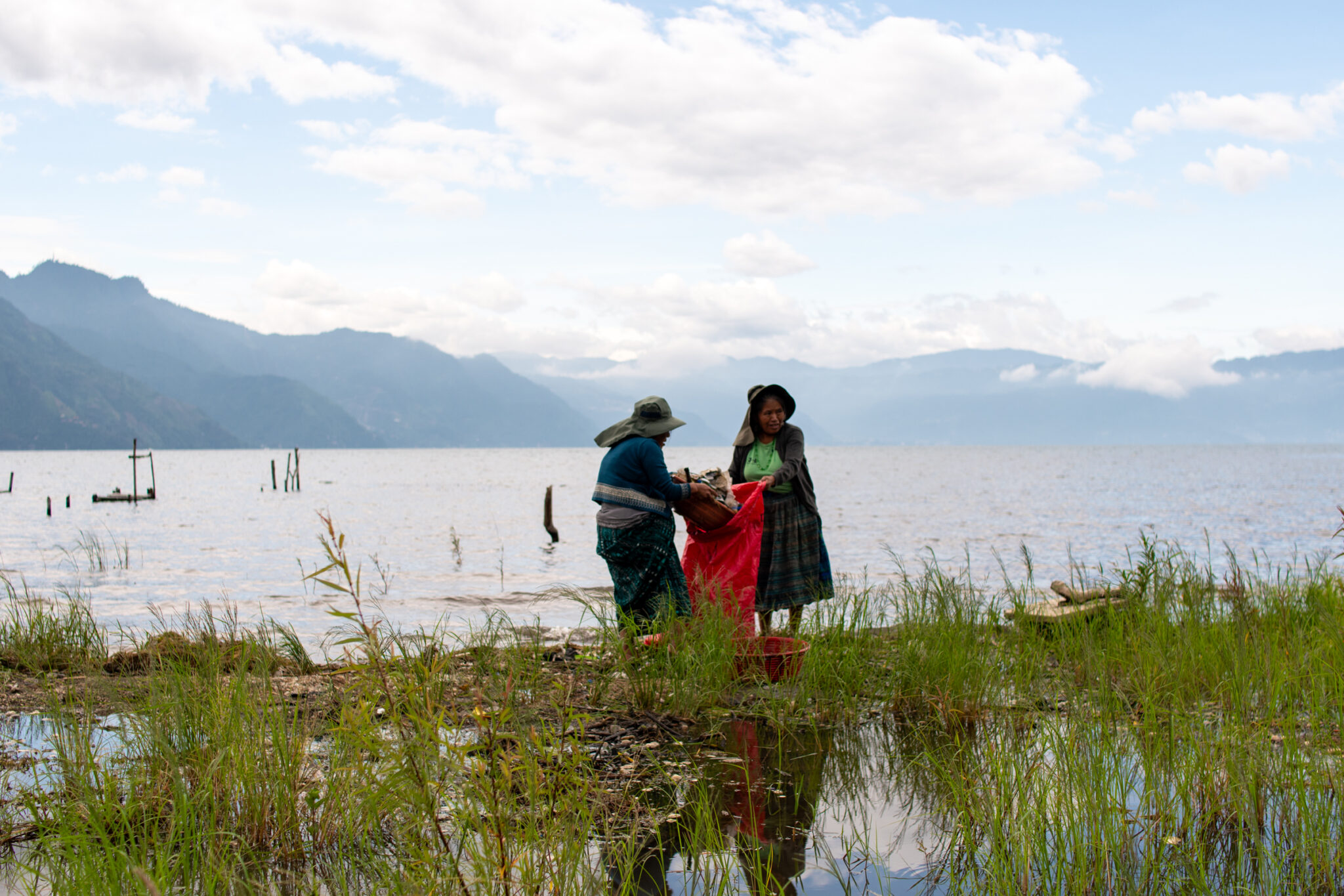 La comunidad que limpia a la abuela lago - Agencia Ocote